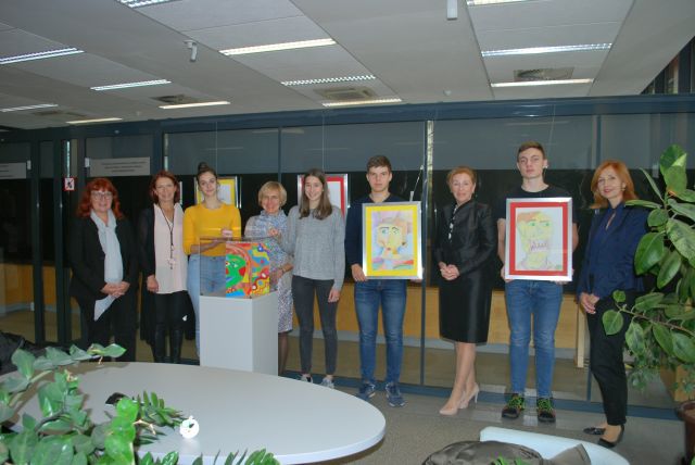 5. RAZSTAVA NAŠIH DIJAKOV NA FINANČNEM URADU KRANJ | Gimnazija Franceta ...